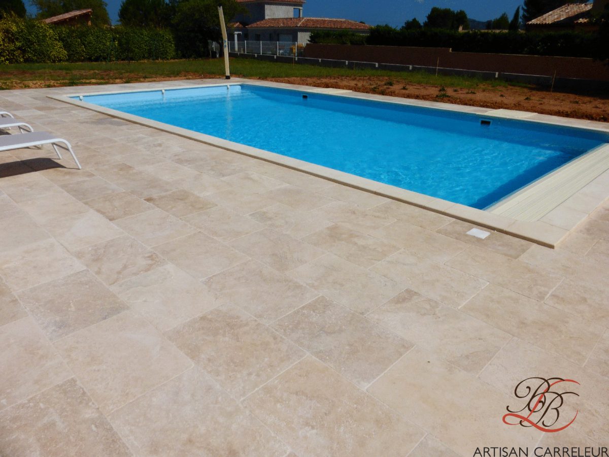 Réalisation d'une terrasse de piscine en travertin à la Motte en Provence - BLB Carrelage